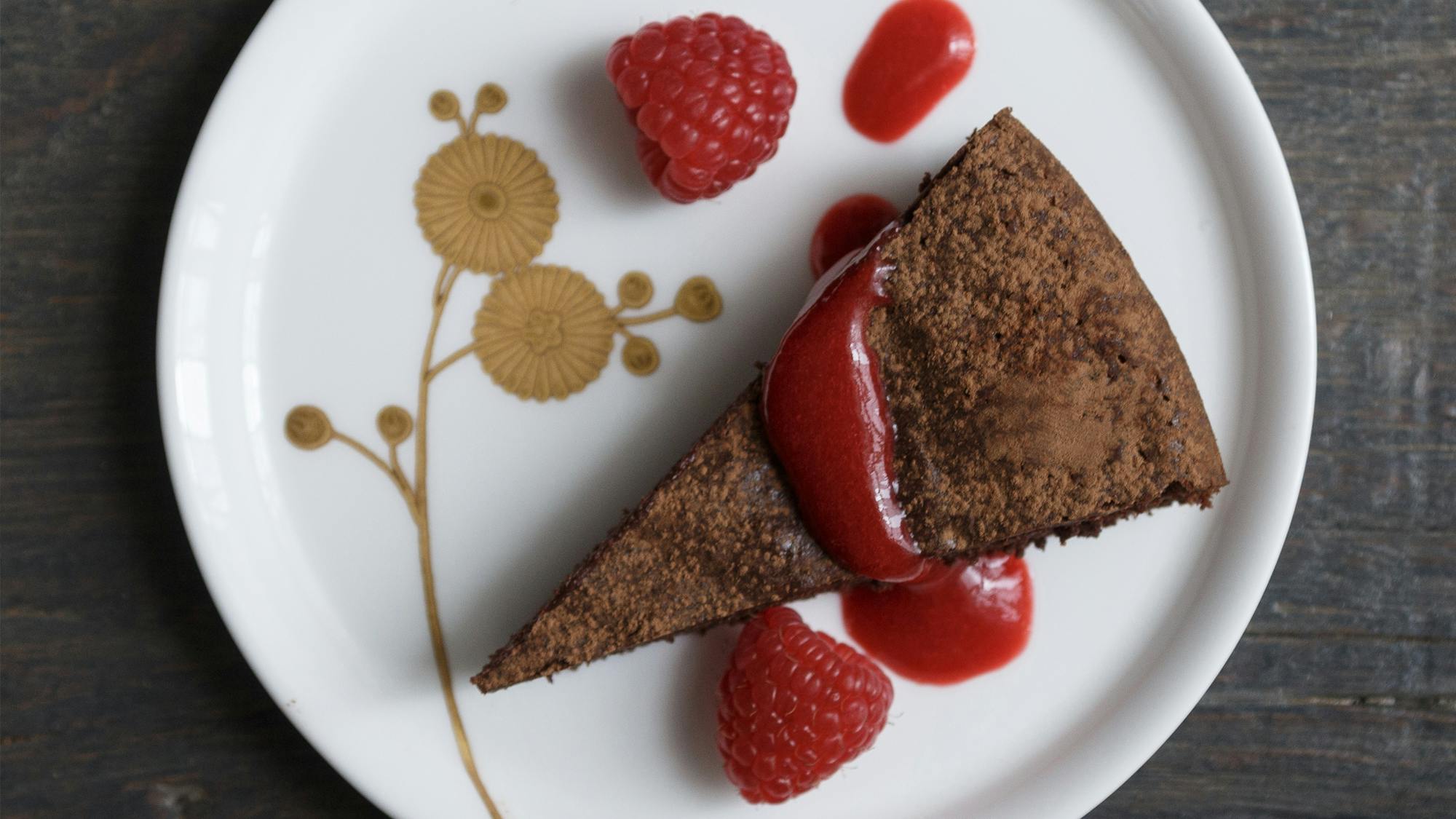 Best Flourless Dark Chocolate Cake with Raspberry Coulis Recipe